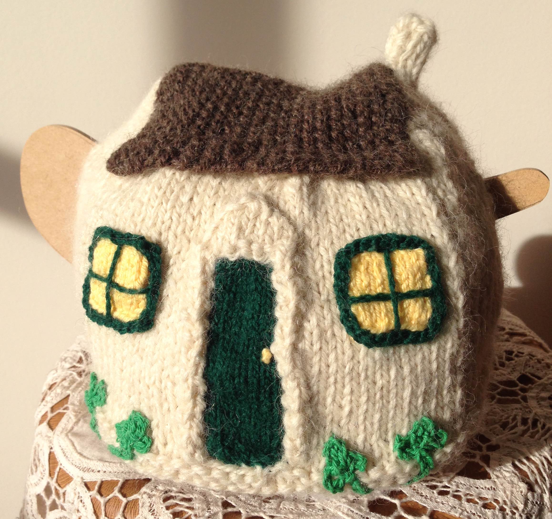 Irish Cottage – Fish Creek Tea Cosy Festival